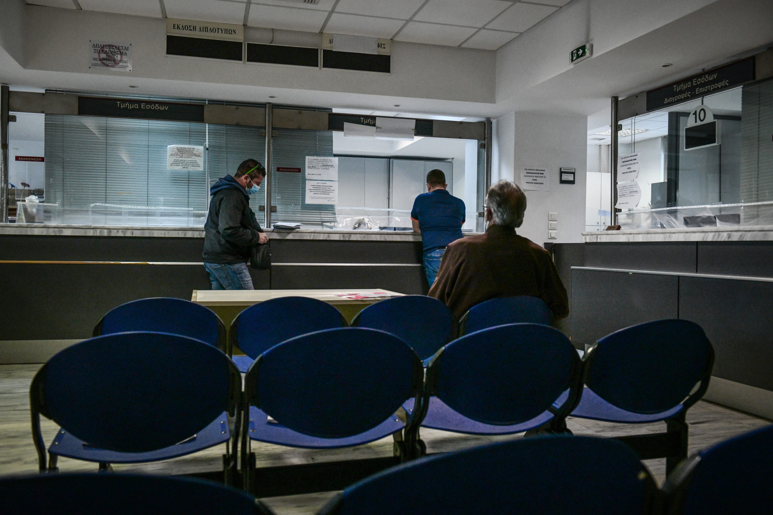 ΔΟΥ Αθηνών: Πολίτης ξυλοκόπησε υπάλληλο γιατί δεν του έδωσε φορολογική ...