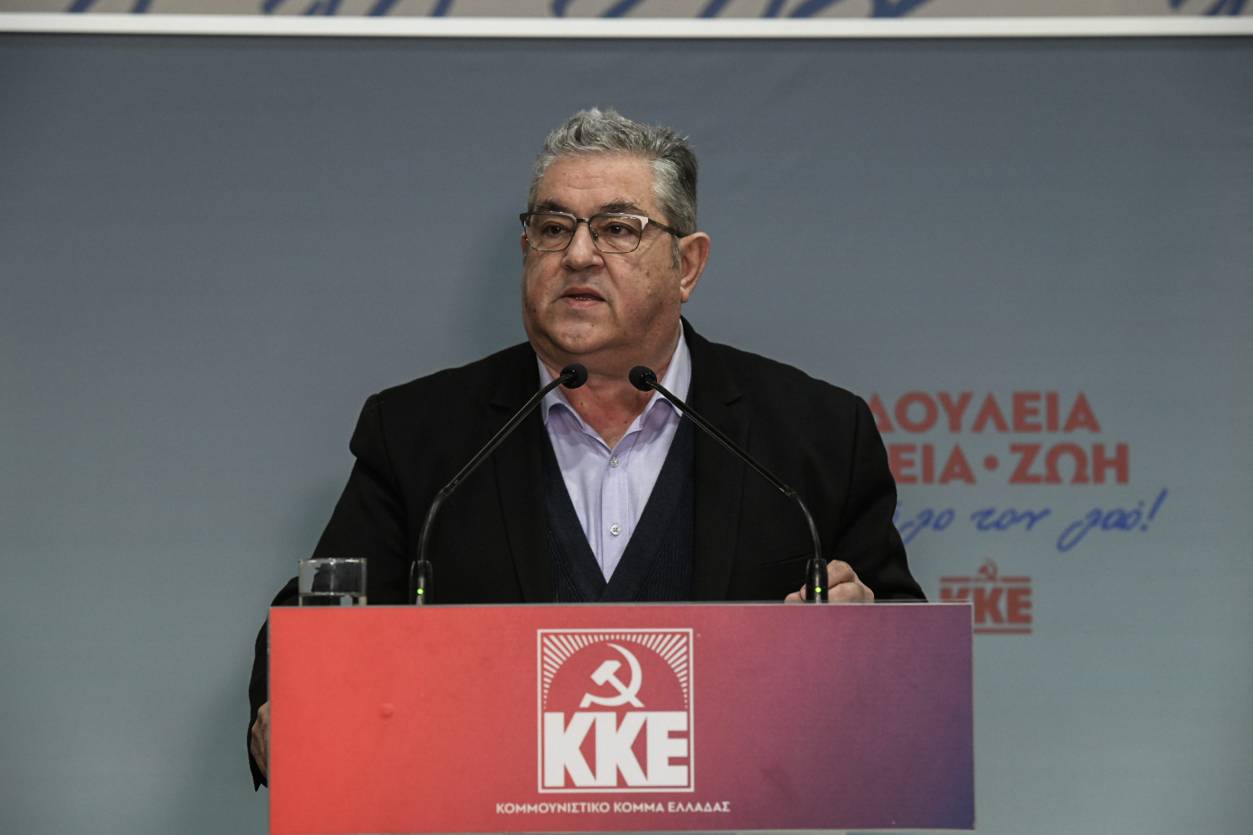 Με αντιπροσωπεία των δικαστικών υπαλλήλων συναντήθηκε ο Δ. Κουτσούμπας ...
