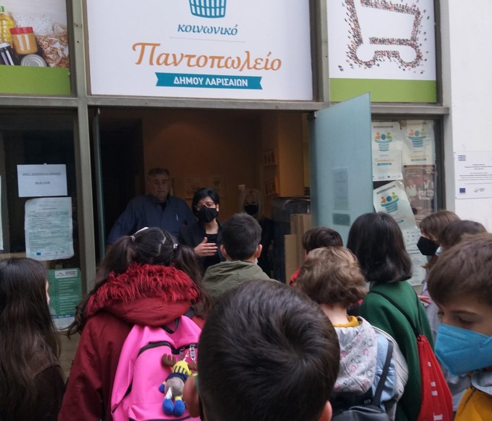 Μαθητές πρόσφεραν τρόφιμα στο Κοινωνικό Παντοπωλείο Λάρισας - ertnews.gr