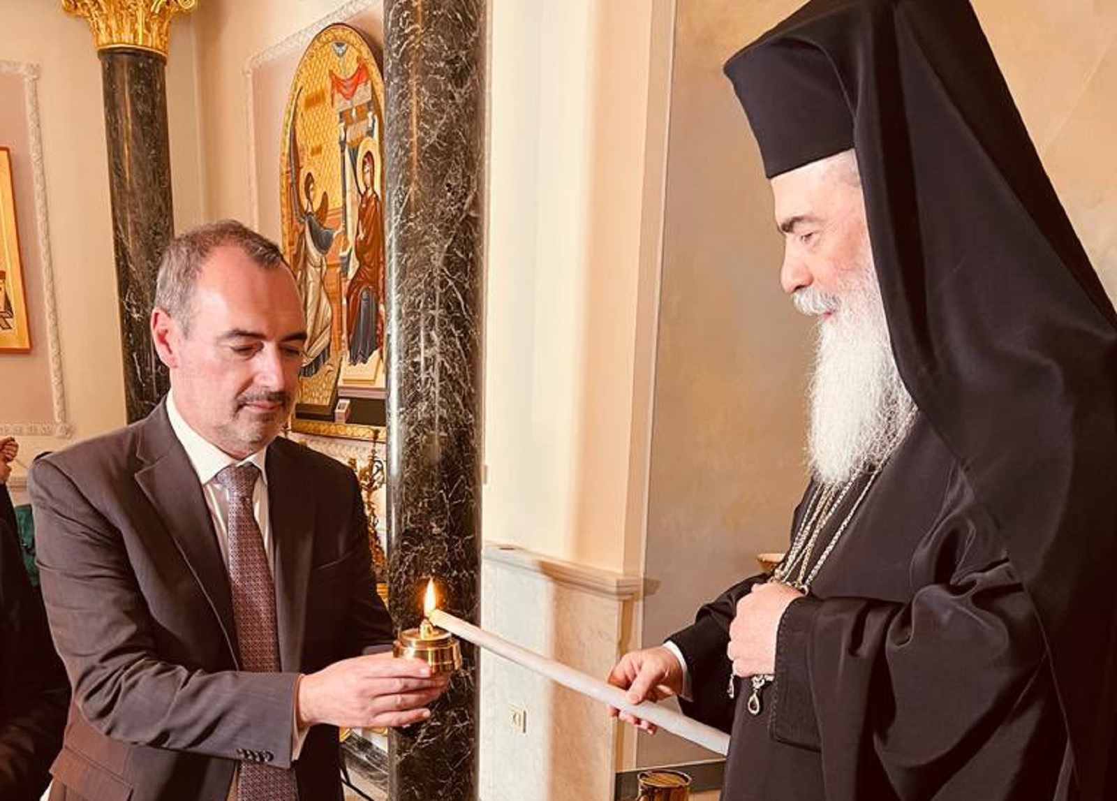 Παρέλαβε το Άγιο Φως ο υφ. Εξωτερικών Ανδρέας Κατσανιώτης - Με ...