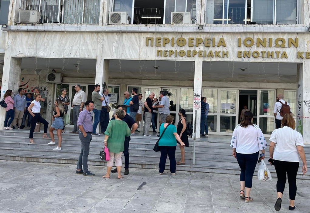 Κέρκυρα: Κινητοποίηση των επαγγελματιών λογιστών έξω από την εφορία ...