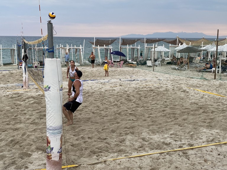 Ξεκίνησαν τα τουρνουά beach volley στην παραλία Φαναρίου - ertnews.gr