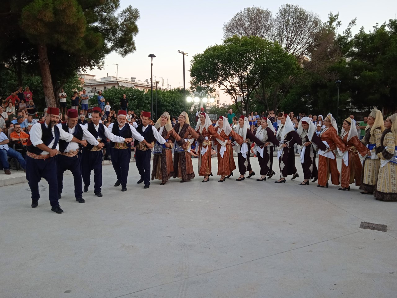 Θεσσαλονίκη: Αναβίωσε το έθιμο του Κλήδονα στην Καλαμαριά ύστερα από 2 ...