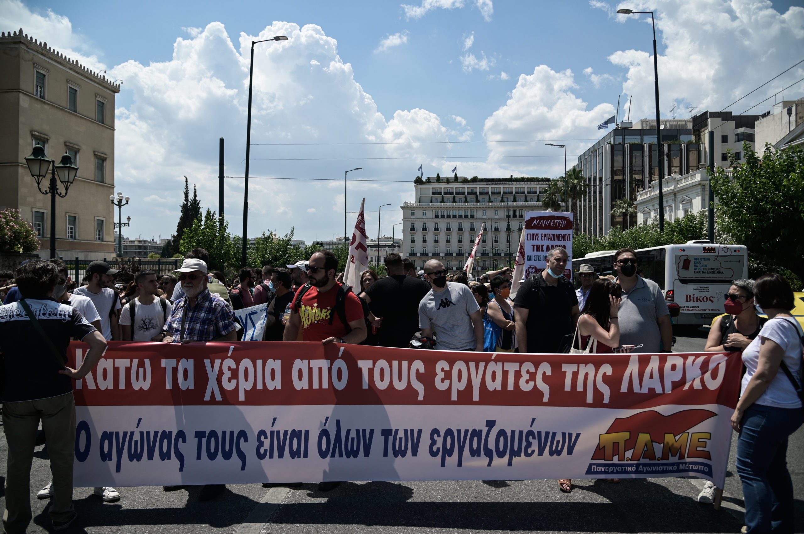 ΛΑΡΚΟ: Συγκέντρωση των εργαζομένων στη Βουλή για την απόσυρση της ...