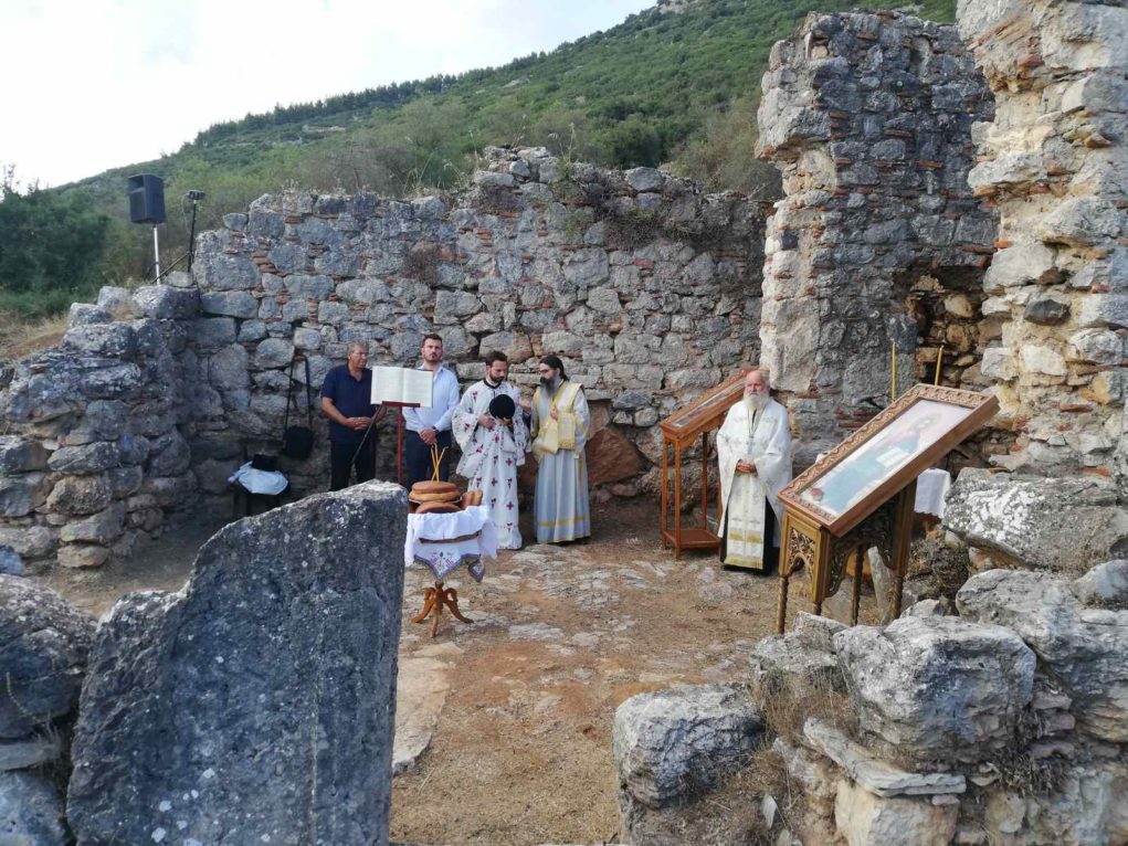 Υπαίθριος, ξεχωριστός Εσπερινός, στην ''κόκκινη εκκλησιά'' του Λουκά ...