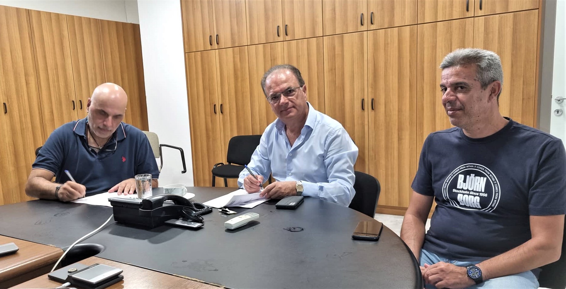 Τις συμβάσεις έργων ενεργειακής αναβάθμισης σχολείων υπέγραψε ο ...