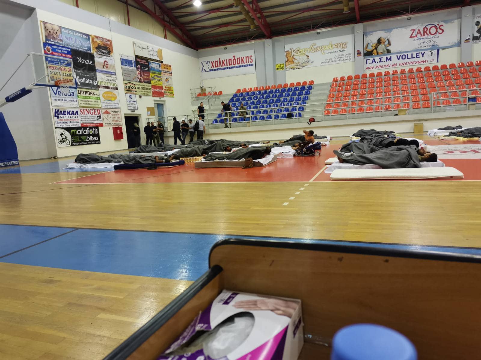 Σε κλειστό γυμναστήριο στις Μοίρες οι 61 μετανάστες που εντοπίστηκαν ...