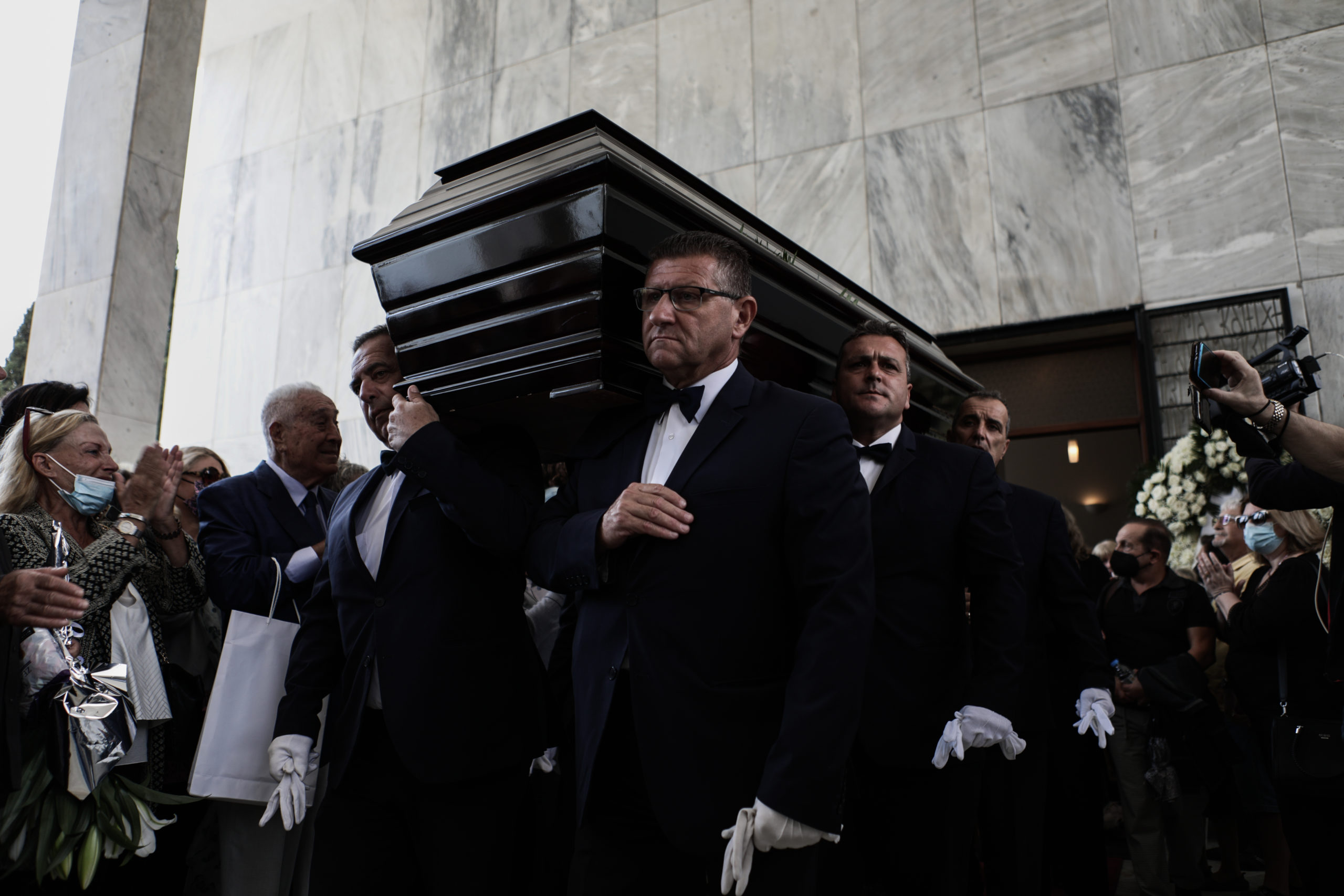 Θλίψη και συγκίνηση στην κηδεία της Μάρθας Καραγιάννη - ertnews.gr