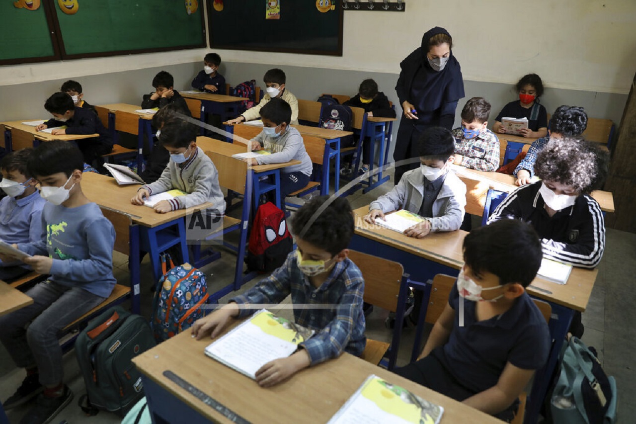 Ιράν: Αναθεωρεί πάνω από 200 σχολικά βιβλία μετά από εντολές του ...