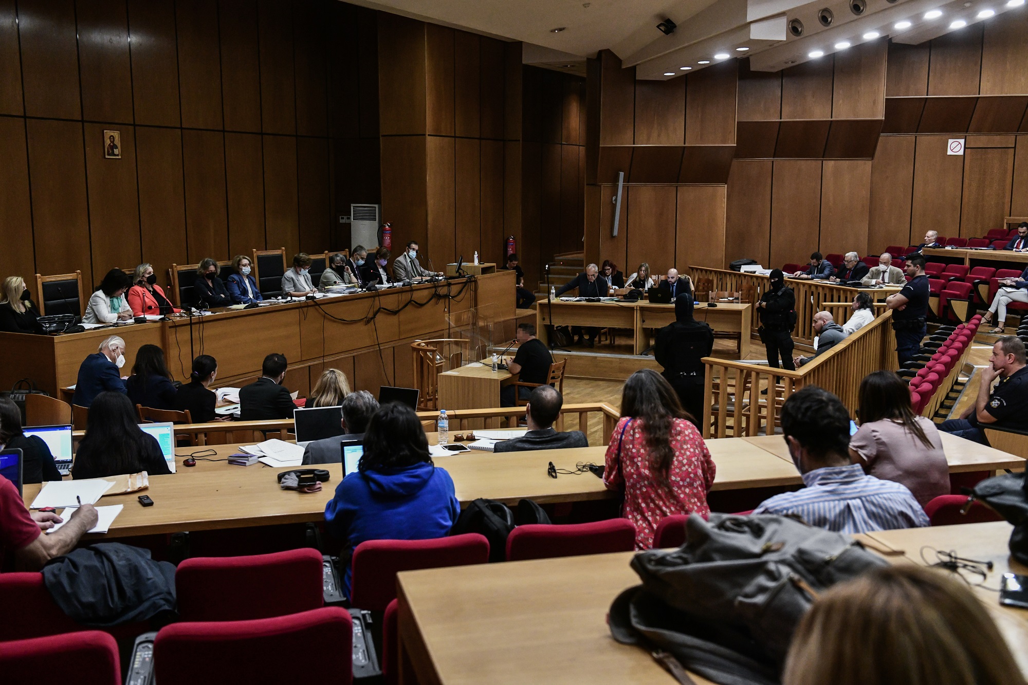 Χρυσή Αυγή: Αναβλήθηκε για τη Δευτέρα 24/10 η δίκη λόγω ασθένειας της ...