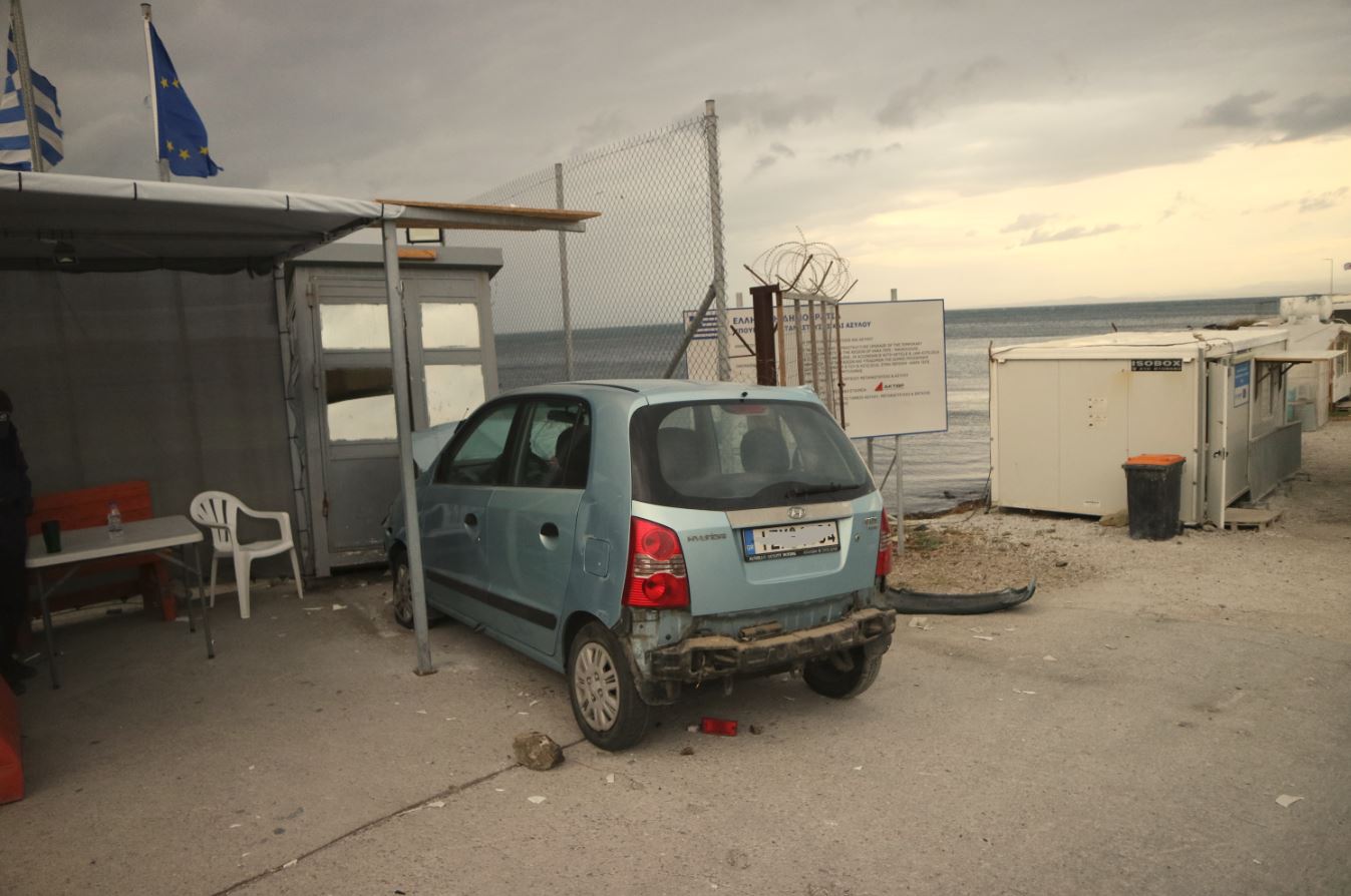 Μυτιλήνη: Αυτοκίνητο έπεσε στο φυλάκιο στο ΚΥΤ του Καρά Τεπέ - ertnews.gr