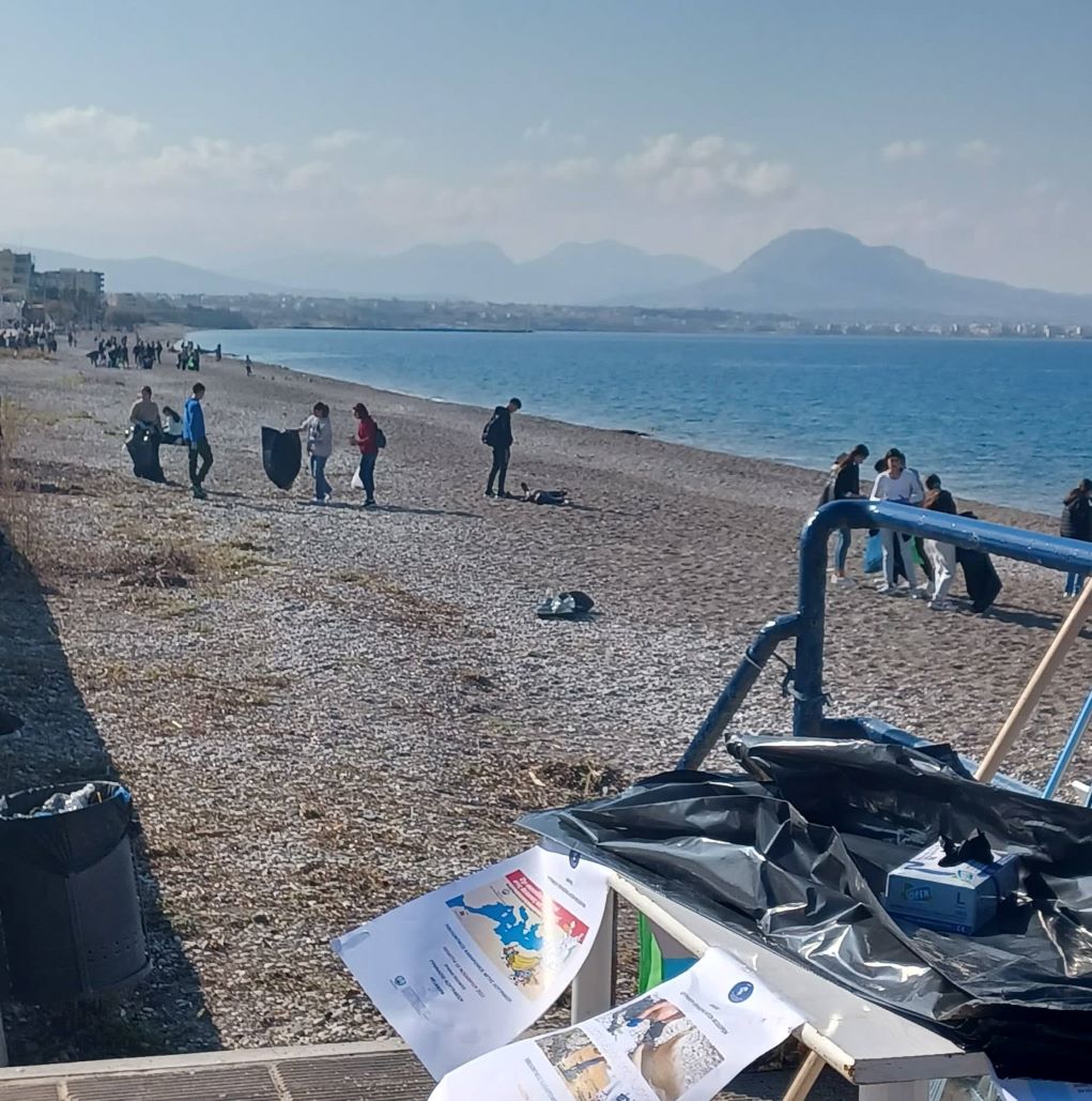 Παιδιά καθάρισαν παραλία στο Λουτράκι Κορινθίας - ertnews.gr