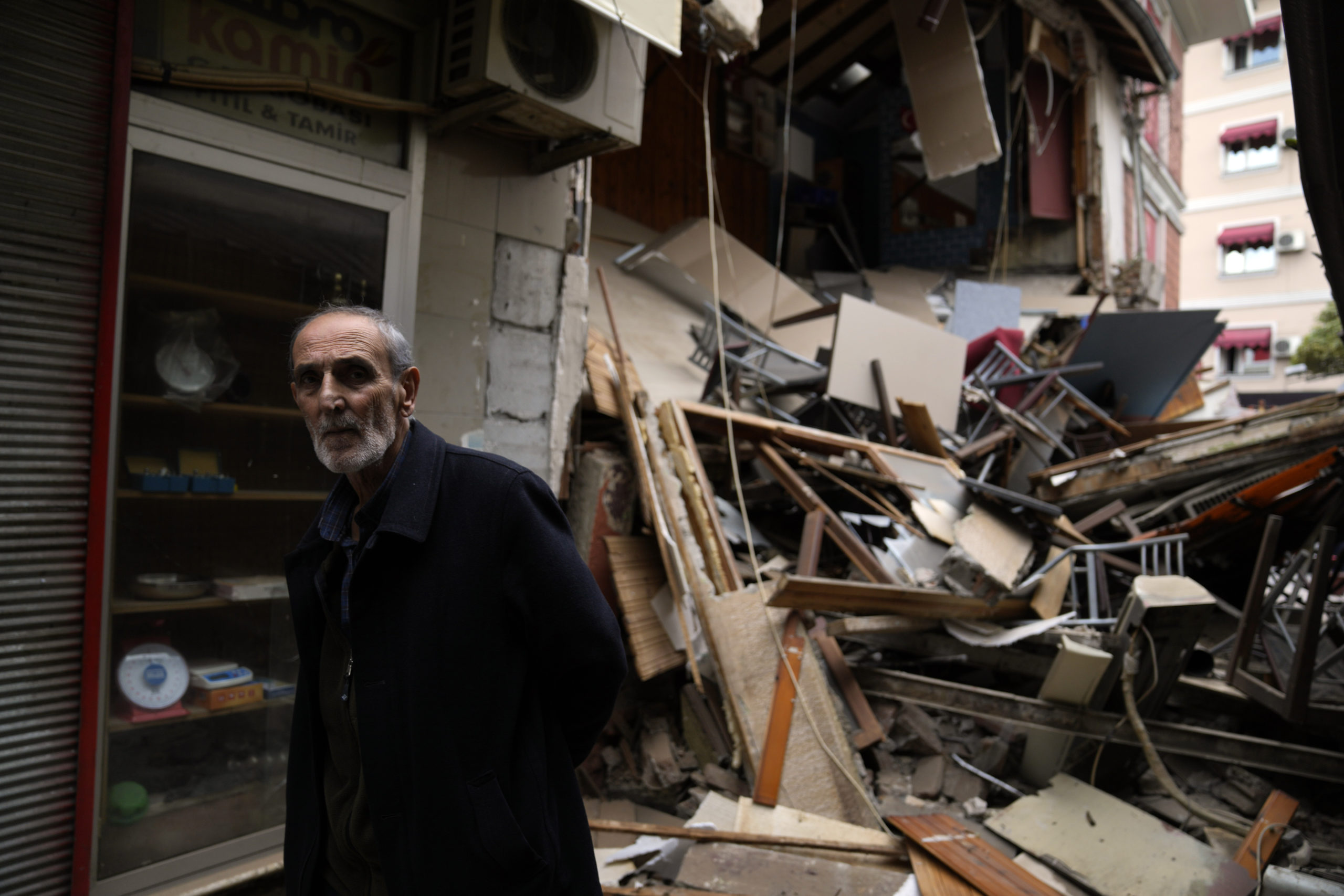 Τουρκία: Στους 80 οι τραυματίες από τον ισχυρό σεισμό - Ακόμη κόσμος ...