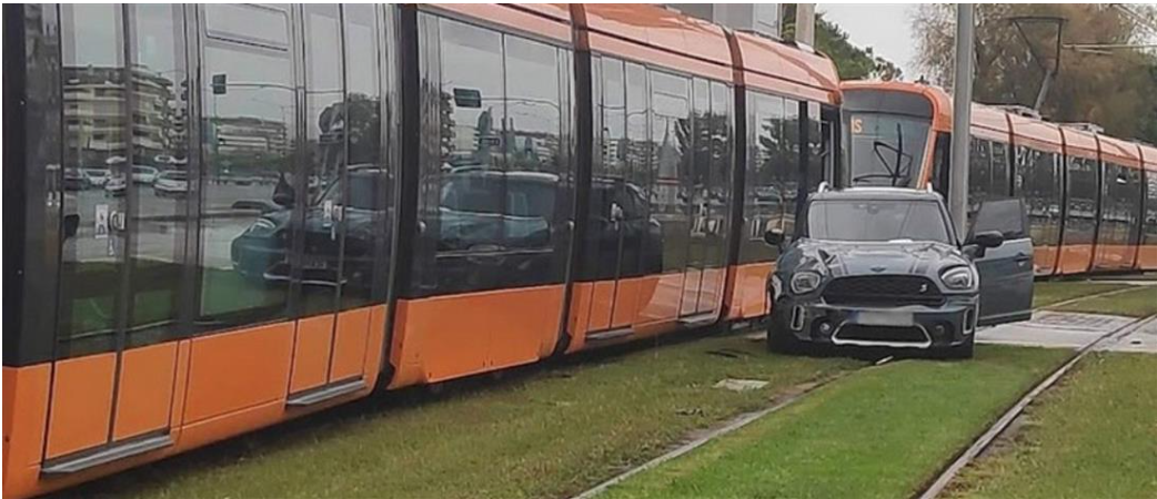 Σύγκρουση ΙΧ αυτοκινήτου με συρμό του Τραμ - Αποκαταστάθηκε η ...