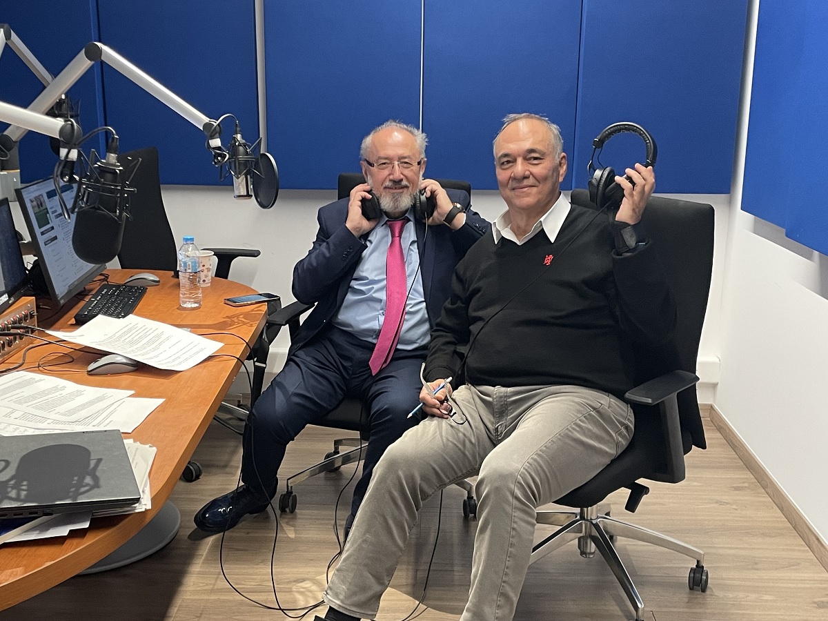 Ο Σ. Αδαμίδης στο στούντιο του Πρώτου για το 8ο Συνέδριο της Ευρωπαϊκής ...