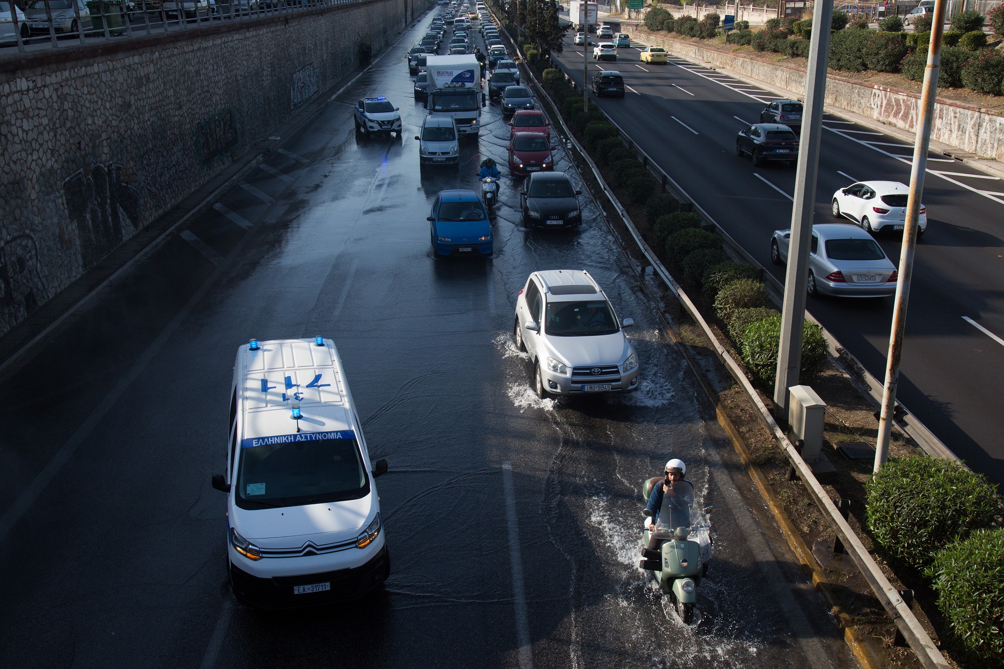 Αποκαθίσταται σταδιακά η κυκλοφορία στον Κηφισό - Σταμάτησε η ροή νερού ...