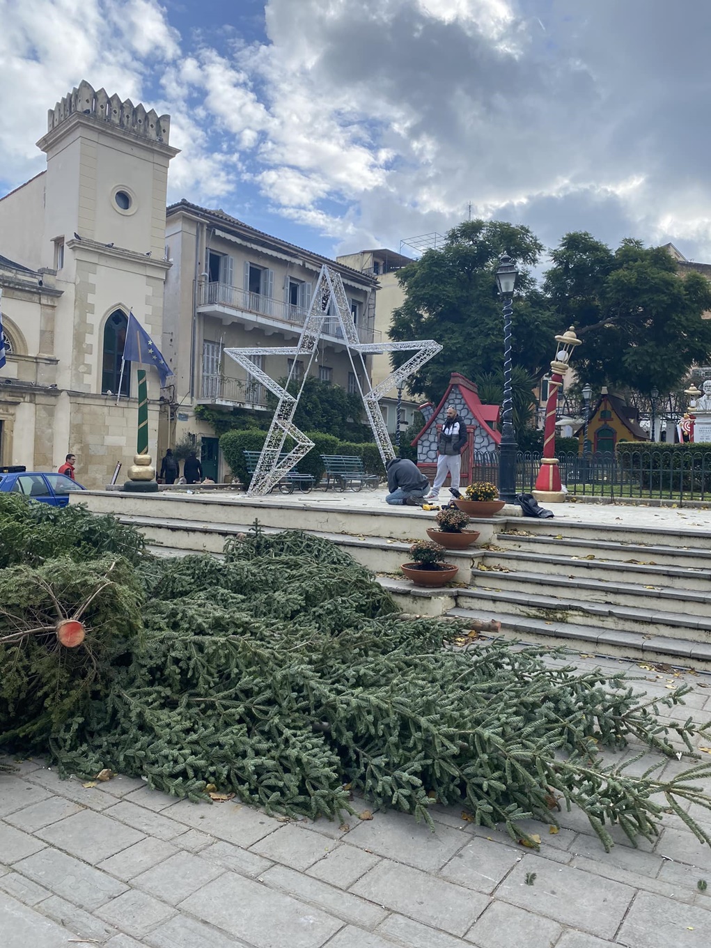 Κέρκυρα: Εργασίες στην πλατεία δημαρχείου για το Χριστουγεννιάτικο ...