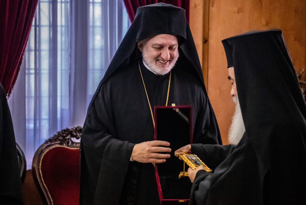 Συνάντηση του Αρχιεπισκόπου Αμερικής Ελπιδοφόρου με τον Πατριάρχη ...