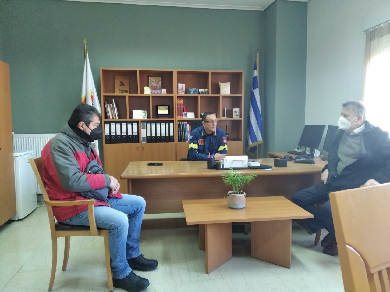 Επίσκεψη κλιμακίου του ΚΚΕ στην Πυροσβεστική Λάρισας - ertnews.gr