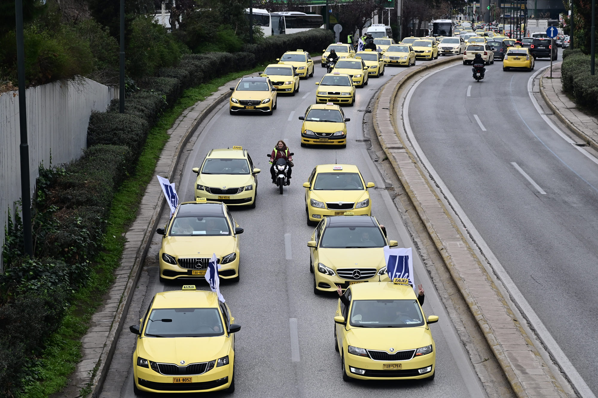 Πορεία των ιδιοκτητών Ταξί στη Λ. Αθηνών - ertnews.gr