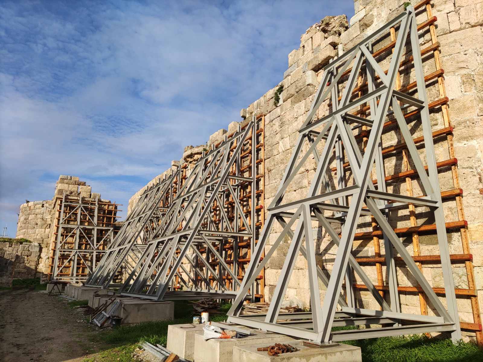Κως: Προσωρινές υποστυλώσεις στο Κάστρο της Νερατζιάς - ertnews.gr