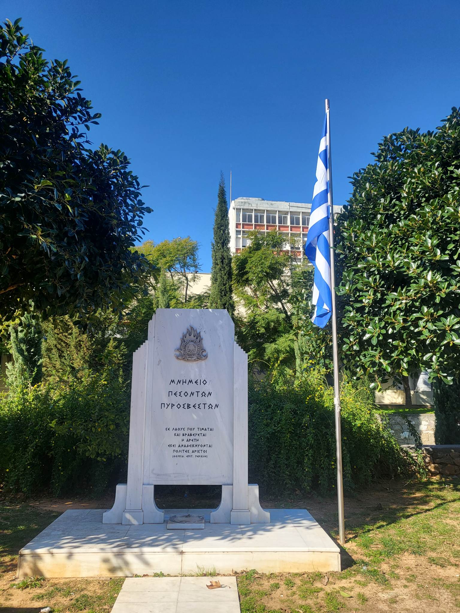 Καλαμάτα: Έκλεψαν το μπρούτζινο κράνος από το μνημείο των Πυροσβεστών ...