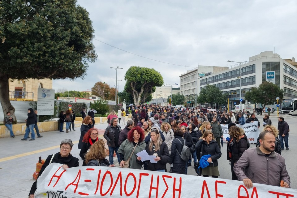 Χανιά: Στους δρόμους δάσκαλοι και καθηγητές για την αξιολόγηση - ertnews.gr