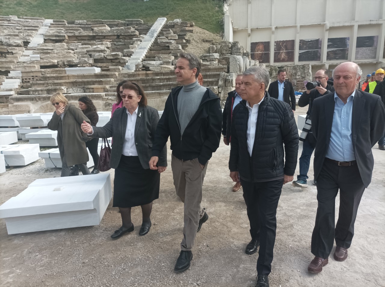 Ξενάγηση του πρωθυπουργού Κυρ. Μητσοτάκη στο Αρχαίο Θέατρο της Λάρισας ...