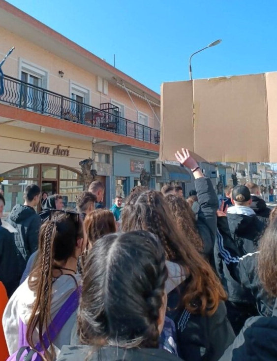 Δυναμική πορεία μαθητών στο Διδυμότειχο για τα Τέμπη (video-photos ...