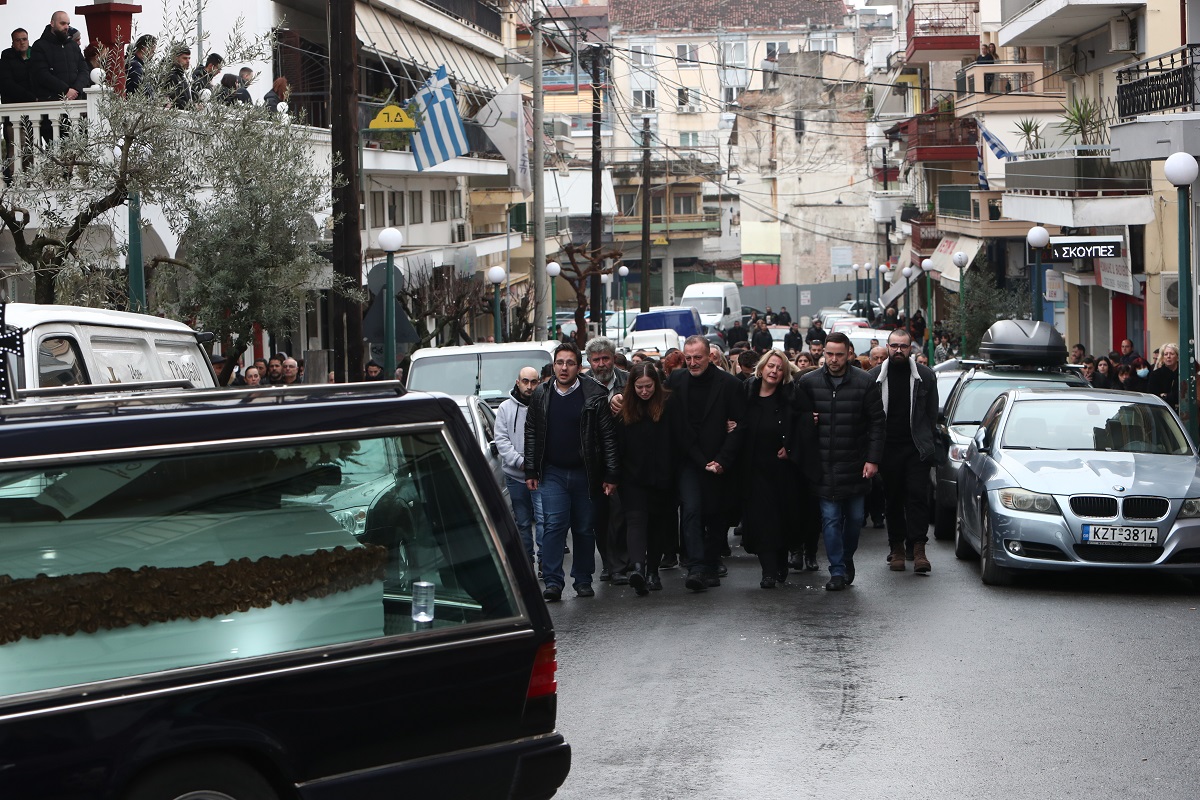 Σιδηροδρομικό δυστύχημα στα Τέμπη: Τελευταίο αντίο στην 23χρονη ...