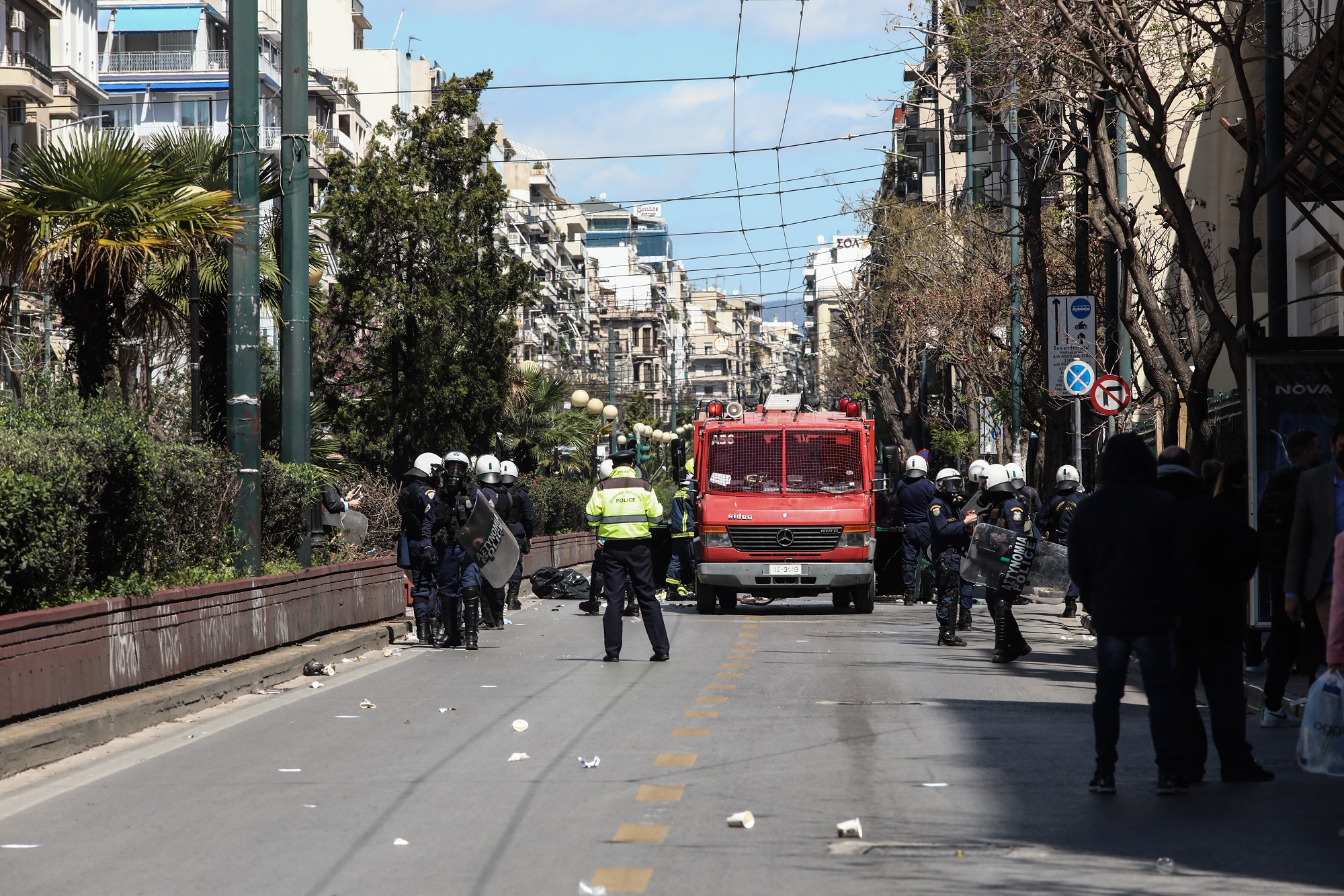 Πεδίο μάχης έξω από την ΑΣΟΕΕ: Επίθεση με πέτρες σε περιπολικό ...