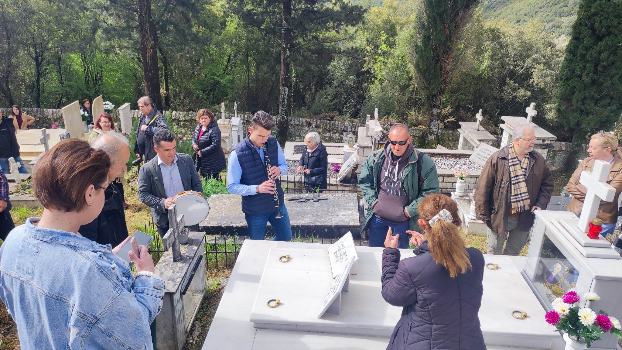 Γηρομέρι Φιλιατών: Τιμούν την μνήμη των νεκρών με κλαρίνα και βιολιά ...
