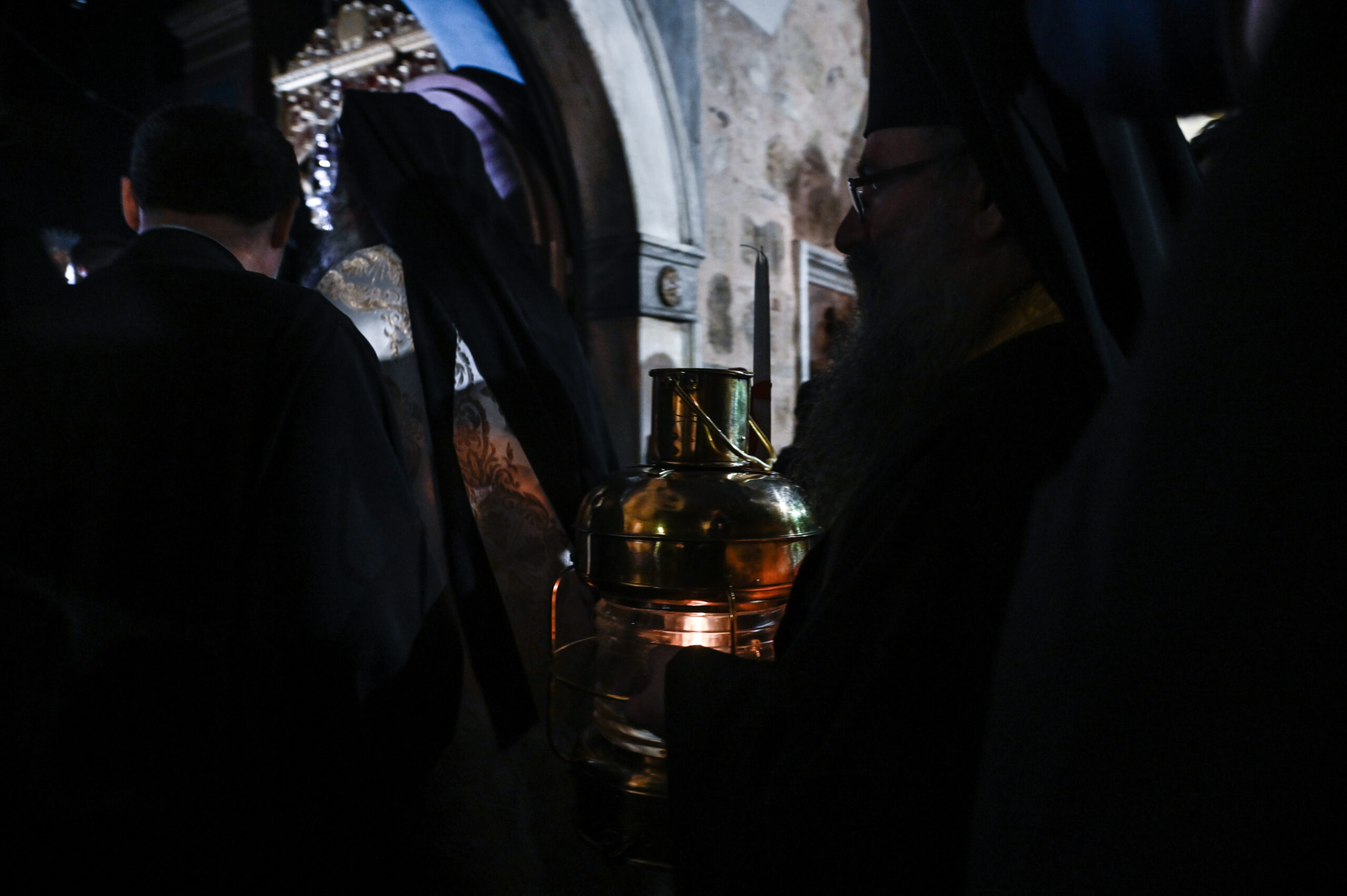 Το Αναστάσιμο φως μεταλαμπαδεύεται στα κεριά των πιστών - ertnews.gr
