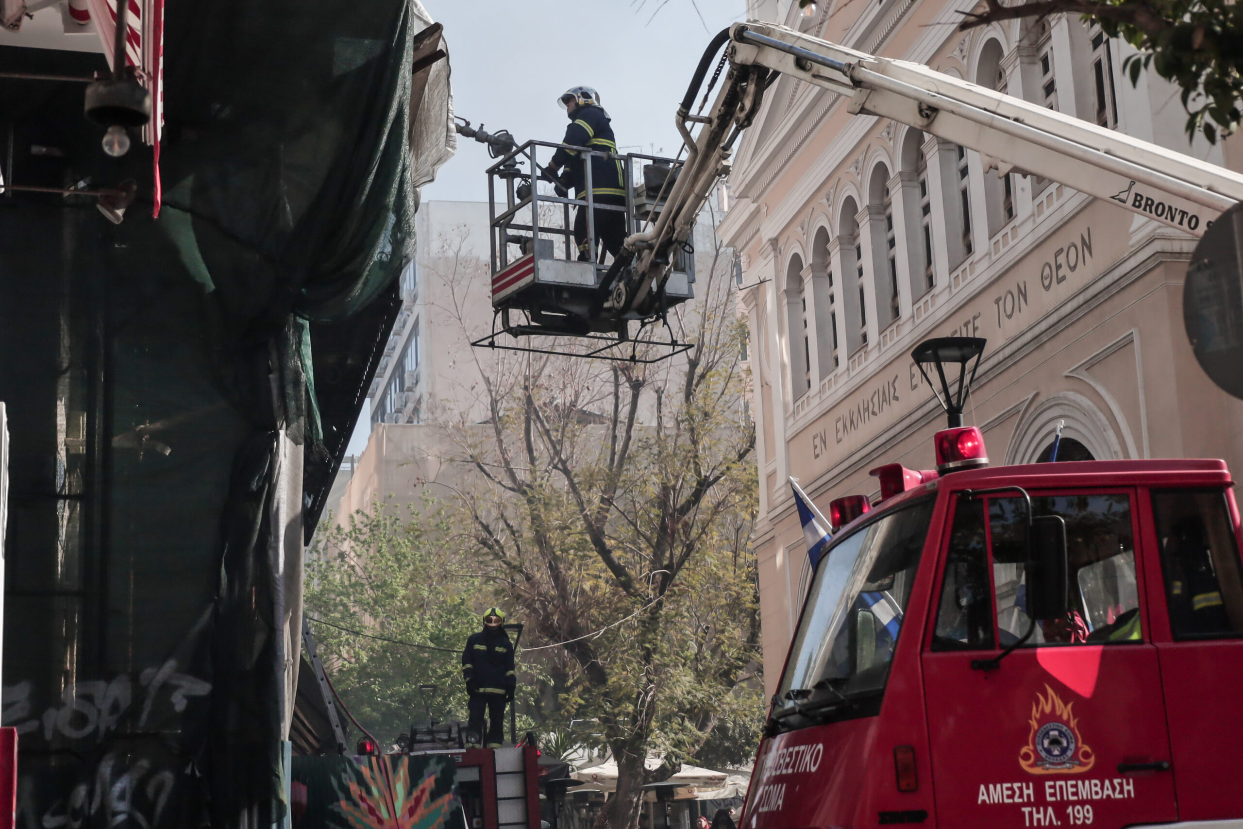 Υπό μερικό έλεγχο η φωτιά σε εγκαταλελειμμένο κτίριο στο κέντρο της ...
