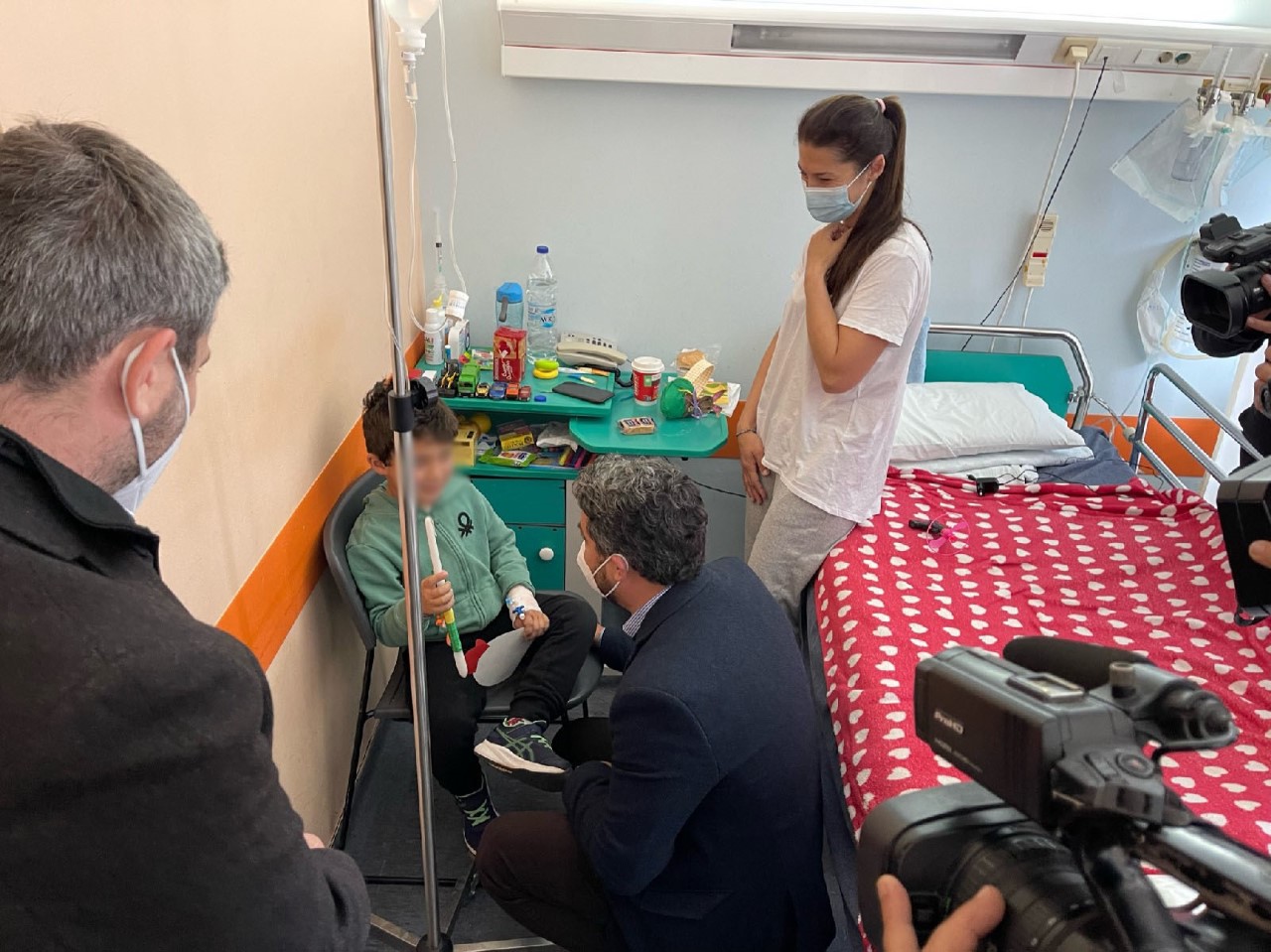 Χανιά: Πασχαλιάτικες λαμπάδες και δωράκια για τους μικρούς ασθενείς της ...