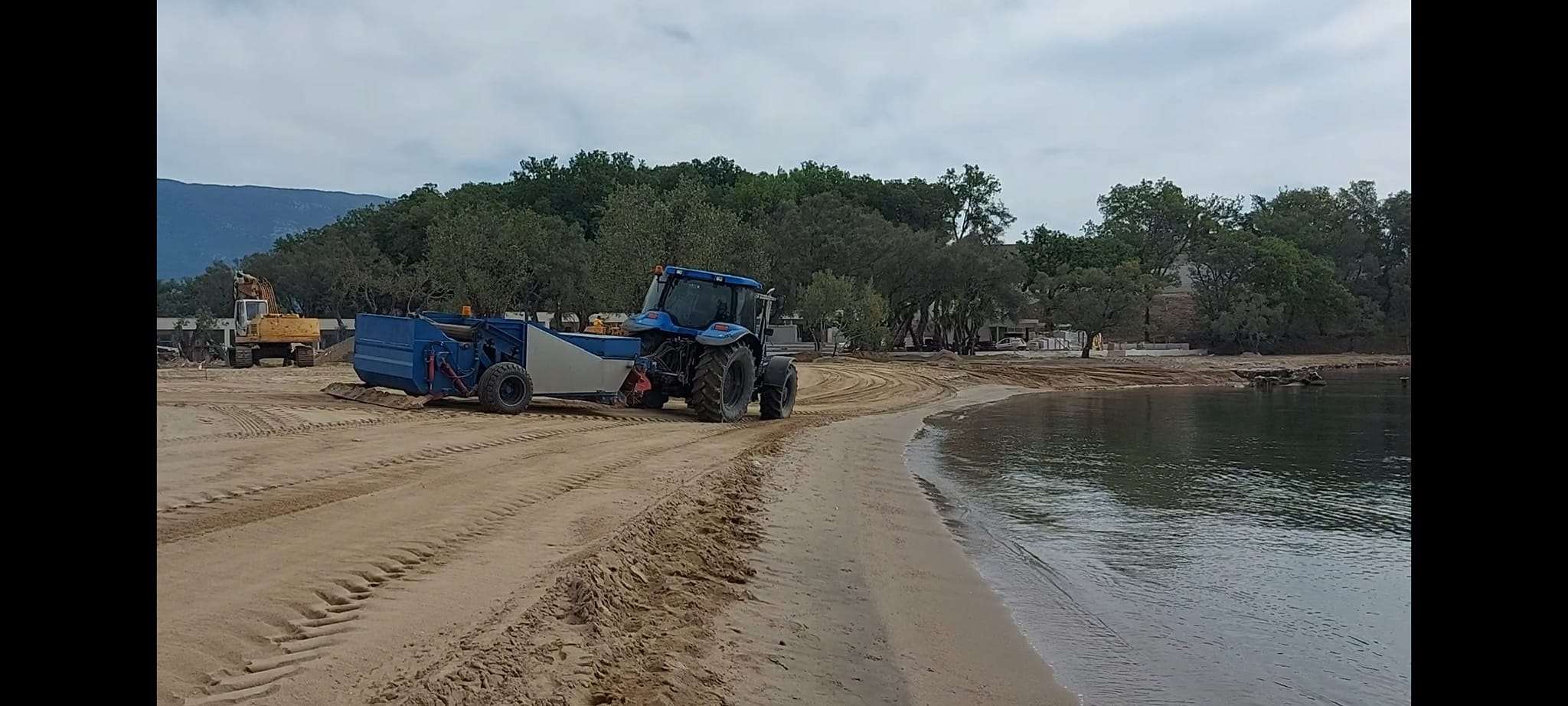 Κέρκυρα: Οι μπουλντόζες αφαιρούν την άμμο απο την παραλία της Δασιάς ...