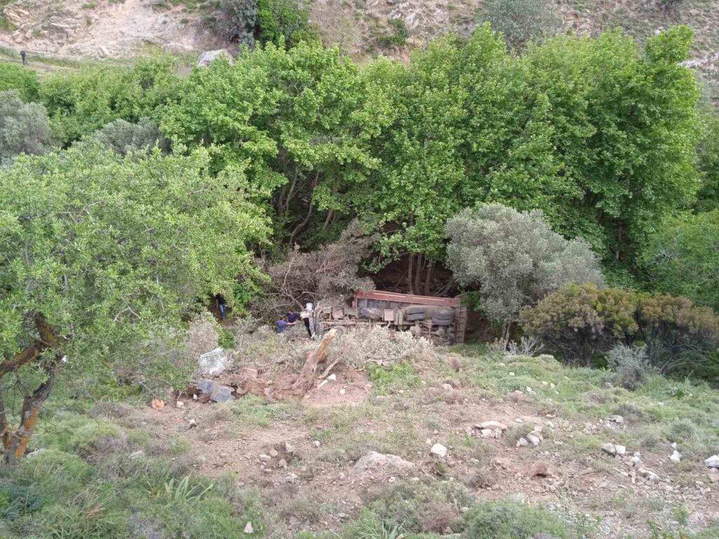 Στο ΠΑΓΝΗ ο οδηγός του φορτηγού που έπεσε σε χαράδρα - Σε σοβαρή ...