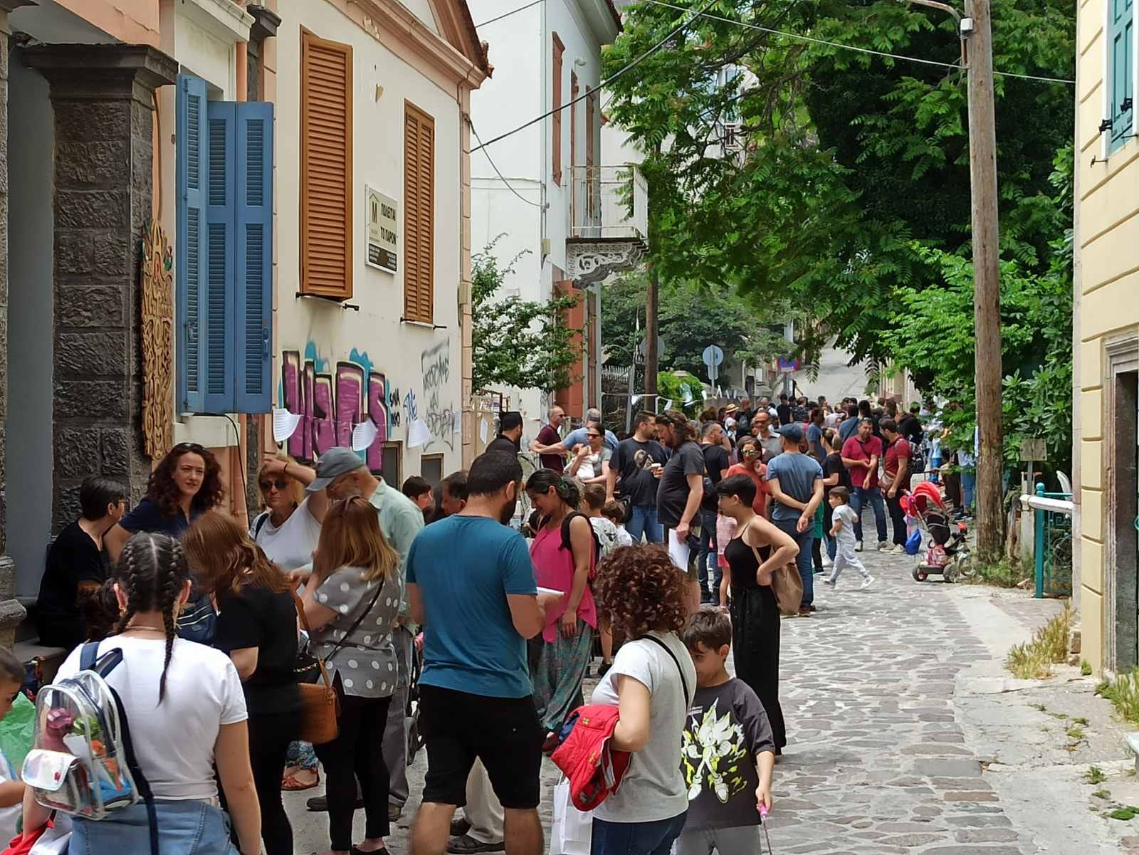 «Γ’τονιό στην Καραντώνη»- Ξαναζωντάνεψαν οι γειτονιές της Μυτιλήνης ...