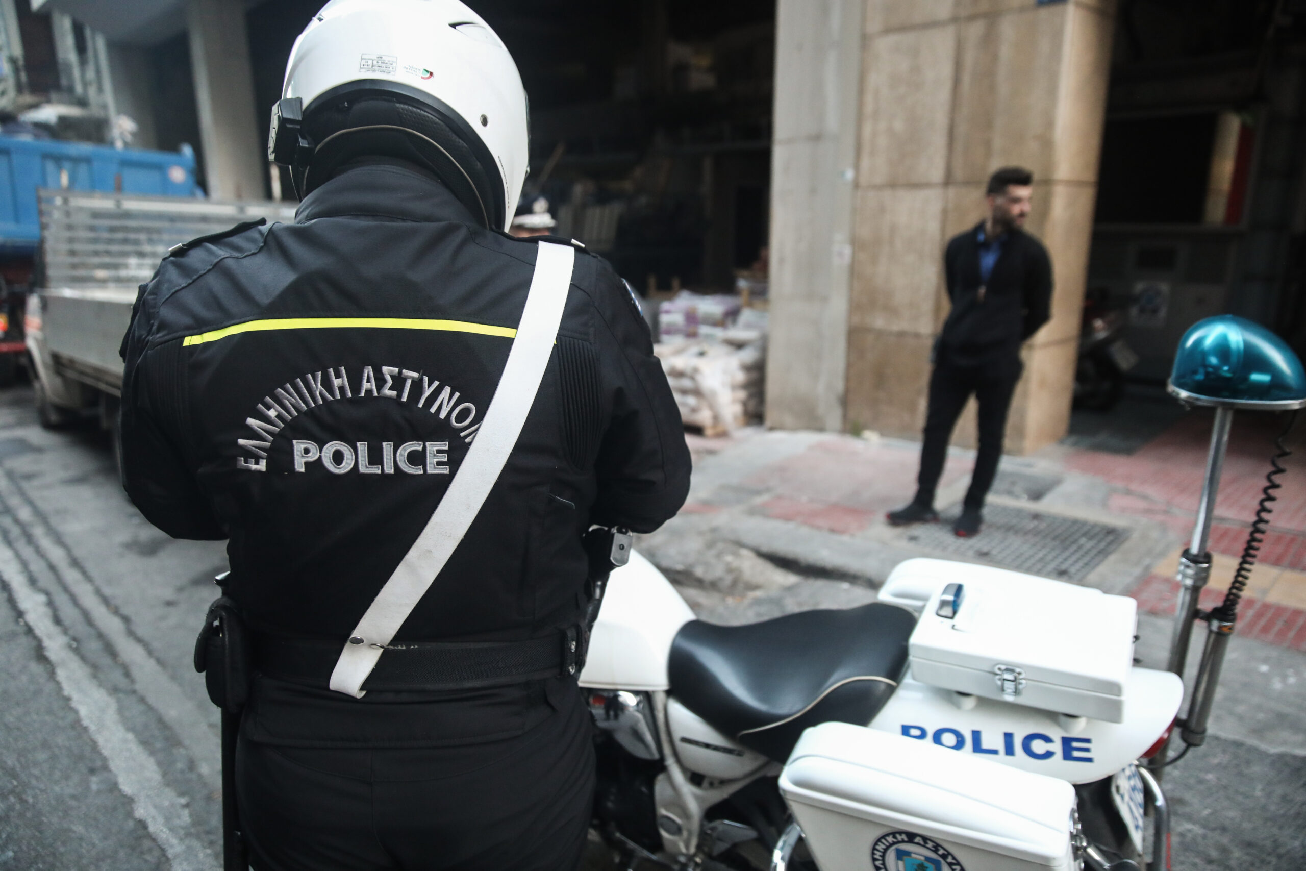 Νέα Ιωνία: Εισβολή κουκουλοφόρων σε διαμέρισμά ηλικιωμένων - Τους ...