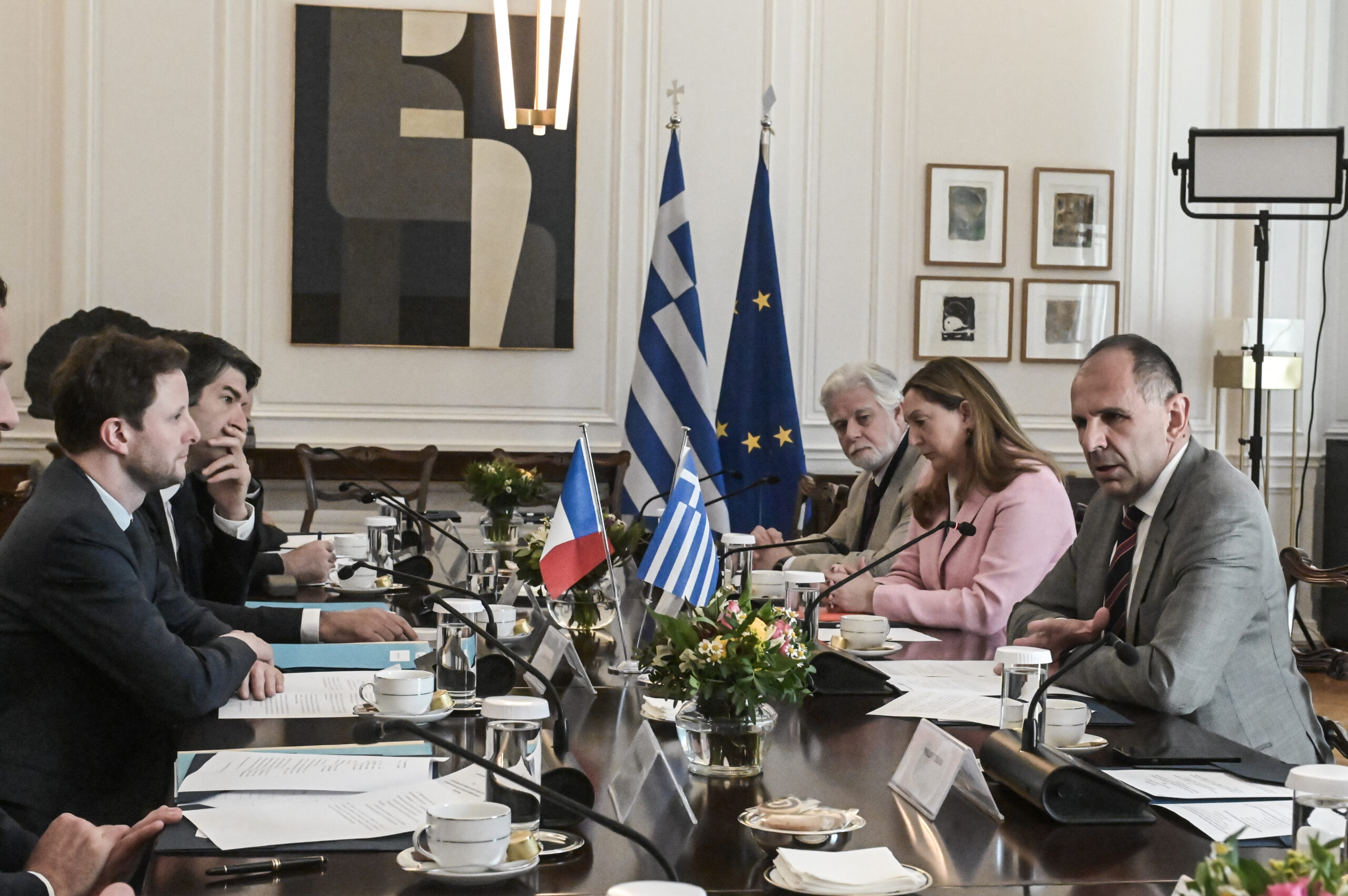 Συμφωνία Ελλάδας - Γαλλίας για τον ΟΣΕ: Υπογραφές Γεραπετρίτη και Μπον ...