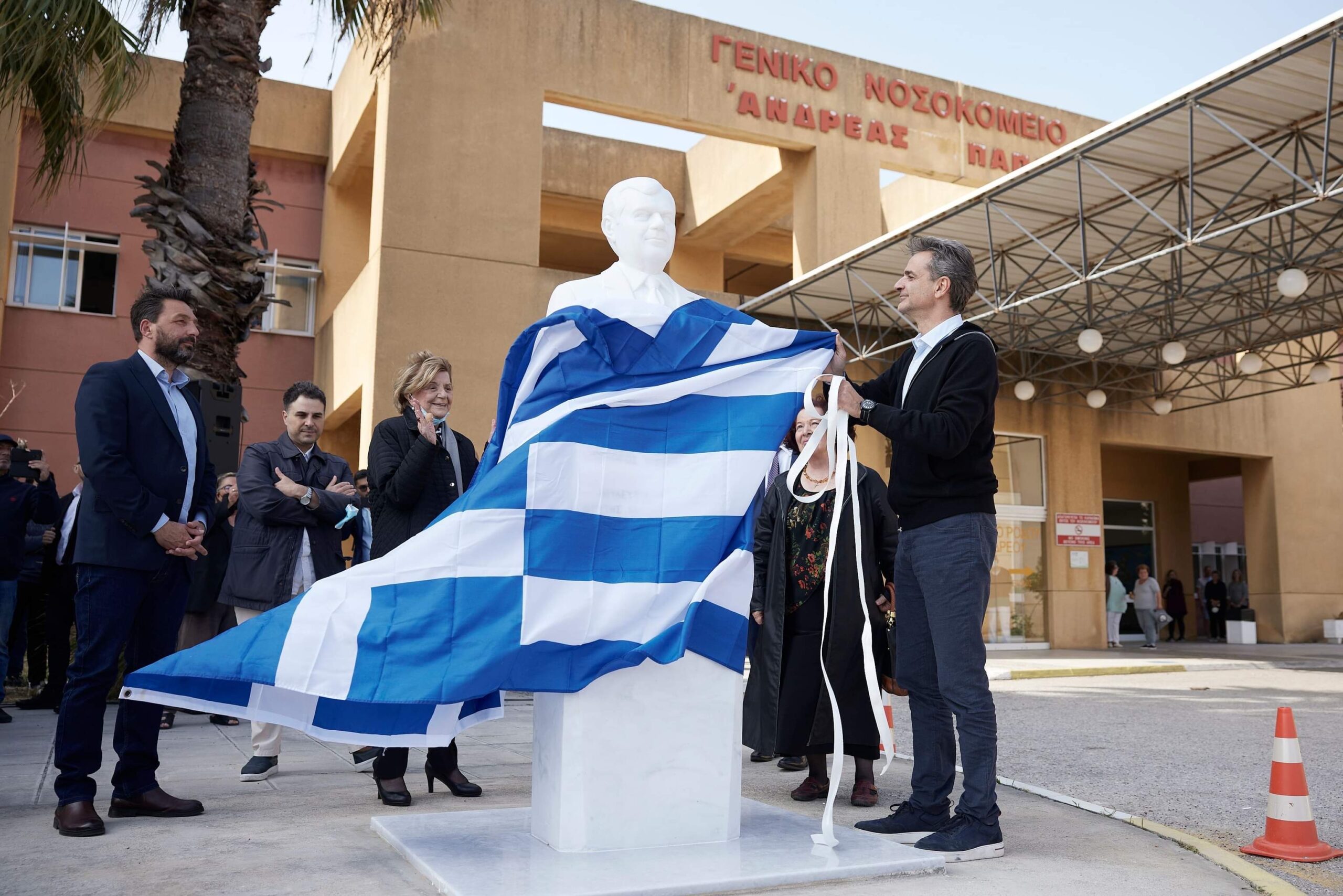 Ρόδος: Τα αποκαλυπτήρια της προτομής του Δημήτρη Κρεμαστινού, από τον ...