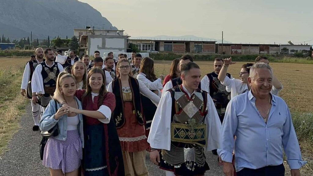Αιτωλοακαρνανία: Πήγαν στην κάλπη με τις παραδοσιακές στολές, με ...