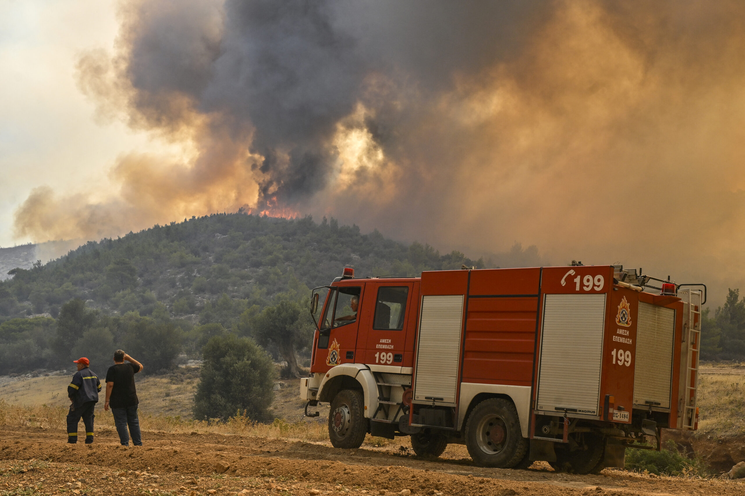 Μέγαρα: Μια ανάσα από τα σπίτια η φωτιά - Εκκενώθηκε το Κανδήλι ...