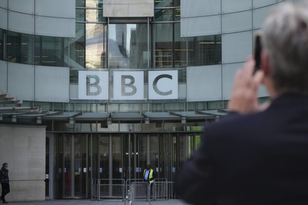 Βρετανία - BBC: Στη σκιά του σκανδάλου με παρουσιαστή που πλήρωνε έφηβο ...