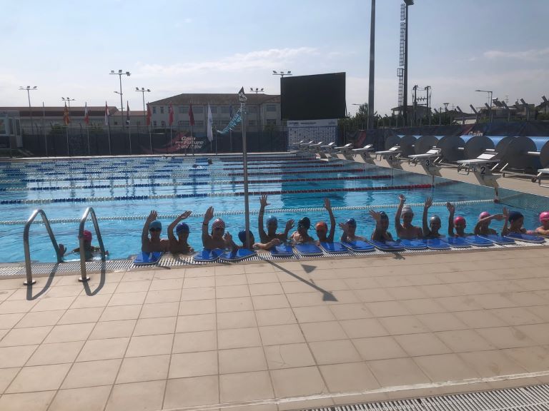 Προγράμματα κολύμβησης για τους μικρούς κατασκηνωτές της πόλης - ertnews.gr