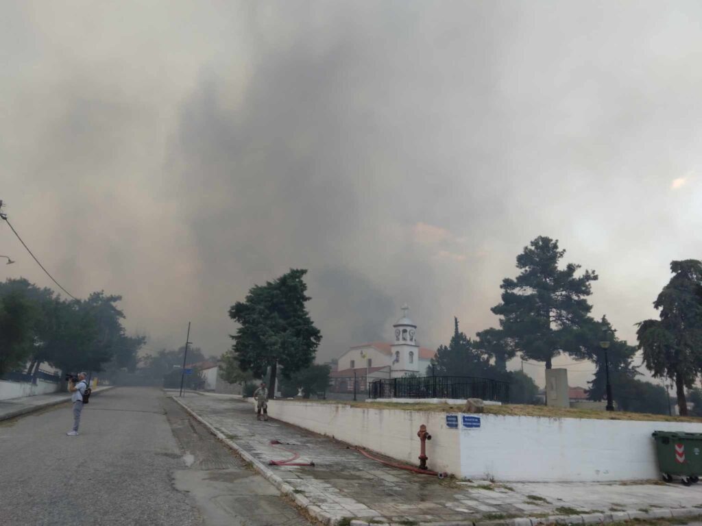 Δύο ενεργά μέτωπα στη Ροδόπη: Καίγονται σπίτια στον Σώστη ...