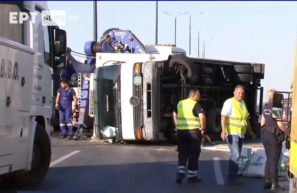 Ανατροπή φορτηγού στον Κηφισό στο ύψος του Περιστερίου - Αποκαταστάθηκε ...