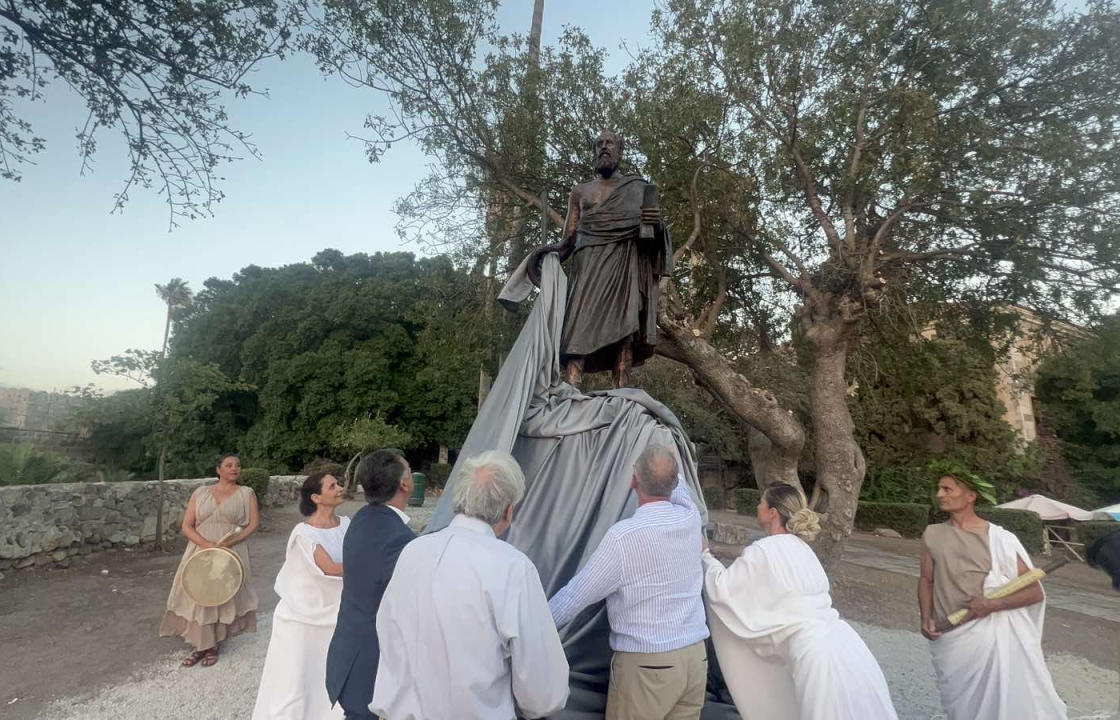 Κως: Αποκαλυπτήρια του αγάλματος του πατέρα της Ιατρικής Ιπποκράτη ...