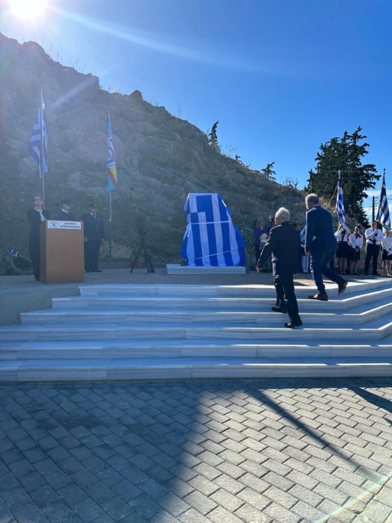Μνημείο του αεροπόρου Σμηναγού Μιχαήλ Παπαμιχαήλ στην Ερμιόνη της ...