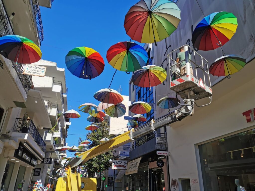 Τρίκαλα: Φρεσκάδα και χρώμα με τις νέες ομπρέλες στην οδό Απόλλωνος ...